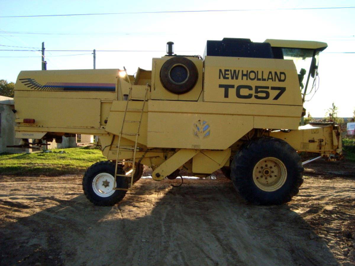Cosechadora New Holland TC 57 año 1996 Plataforma de 23 PIE - Agroads