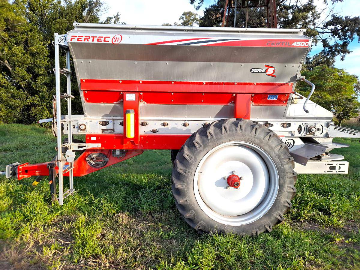 Fertilizadora Fertec F4500, año 2019, 5500 Kg de Urea - Agroads