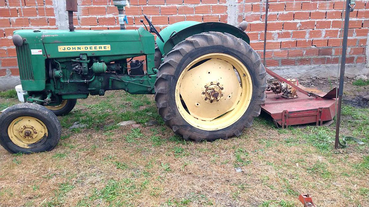 Tractor John Deere 445 con Desmalezadora, Pala y Torre 3ptos - Agroads