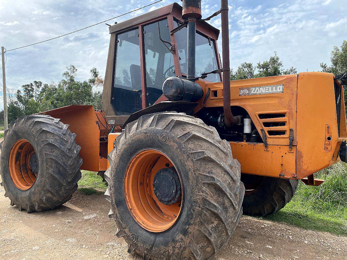Tractor Zanello 417 y Sembradora Apache 18000 - u$s 54.000 - Agroads