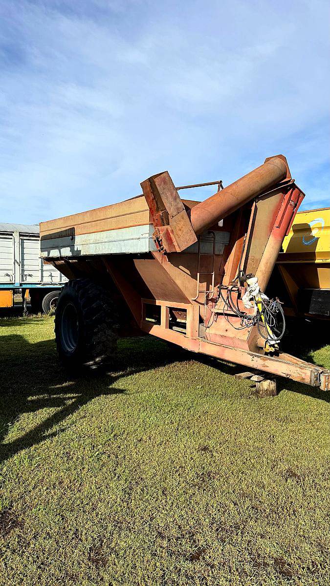 Tolva Autodescargable Aumec 14tn con Balanza Magris - Agroads