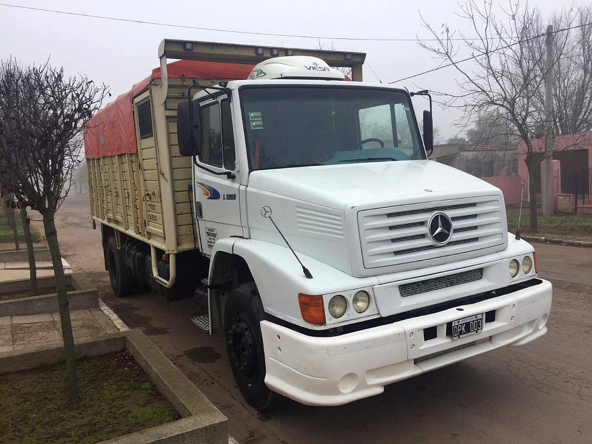 Camion Mercedes Benz, L1620 año 2.000 - Acoplado Montenegro - Agroads