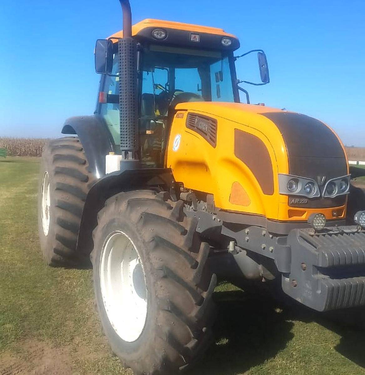 Tractor Valtra AR 220 HP 2015 - Piloto - Año: 2015 - Agroads