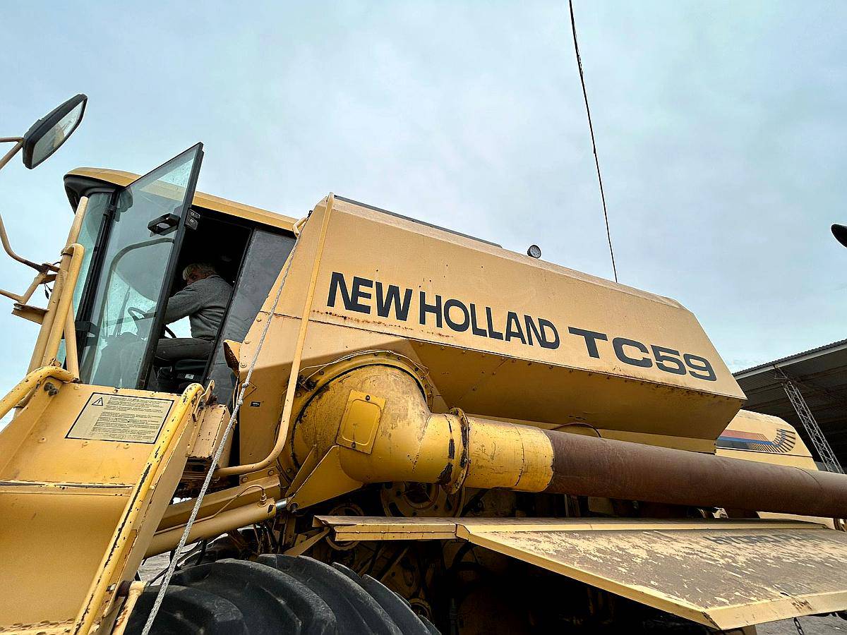 New Holland TC59 Mod 2004, Plataforma 25 Pies - Año: 2004 - Agroads