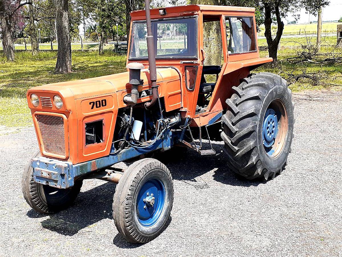 Tractor Fiat 700 con Comando Hidraulico - Agroads