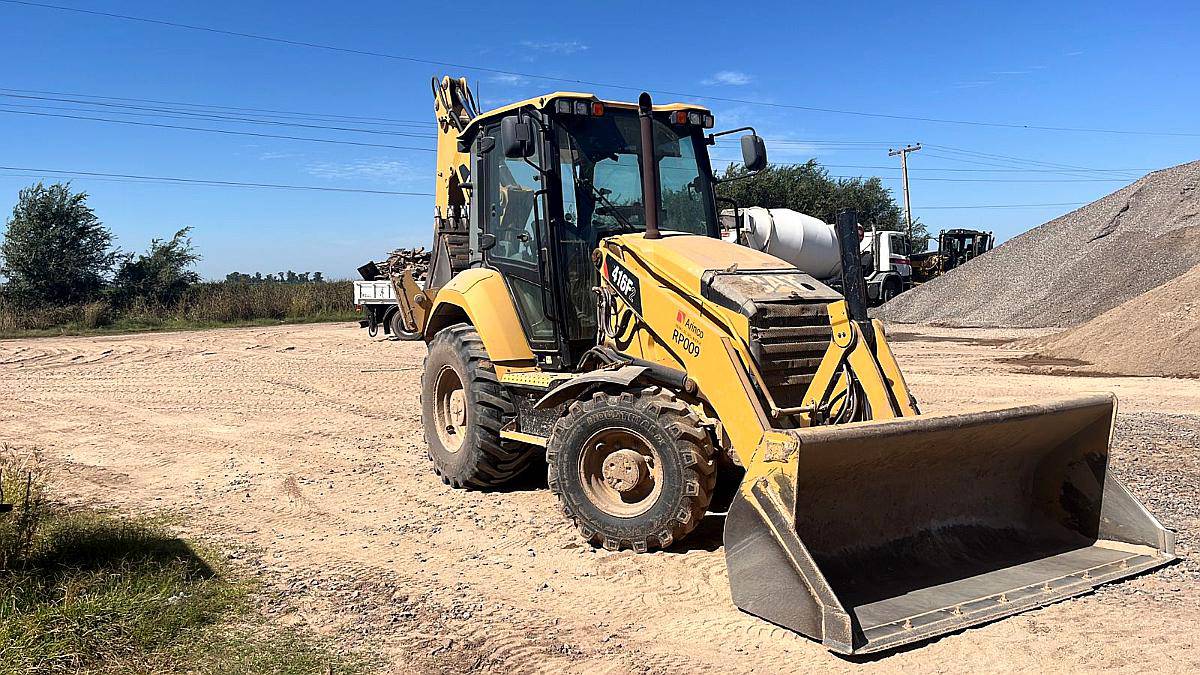 Retro CAT 416 F2. año 2018.- 4x4.- 8000 Hs de Trabajo - Agroads