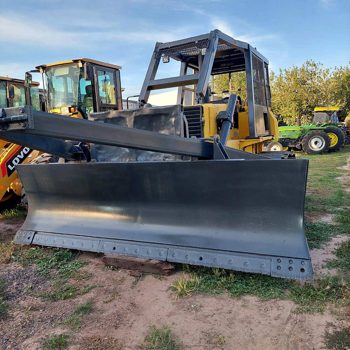 Topadora New Holland D-170 - Cummins 170 HP - 17 TN. - 2010 - Agroads