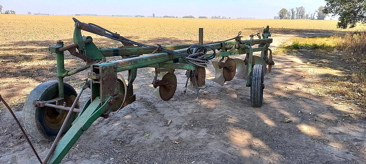 Arado John Deere .6 Rejas. - Año: 1982 - $ 300.000 - Agroads