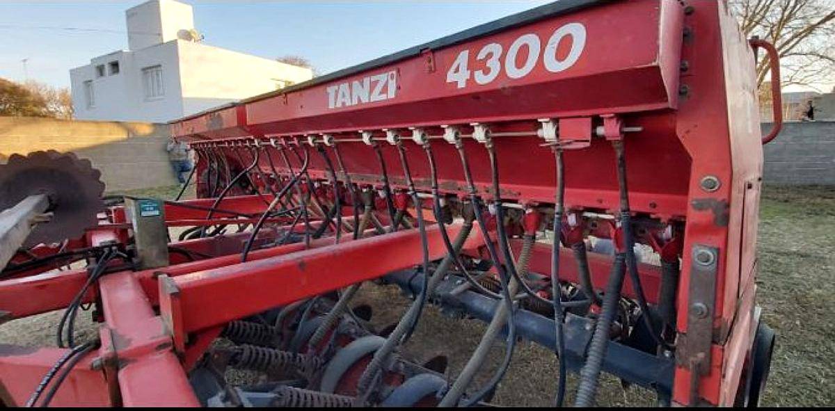 Sembradora Tanzi 4300 de 24 a 19 con Alfalfero - u$s 7.500 - Agroads