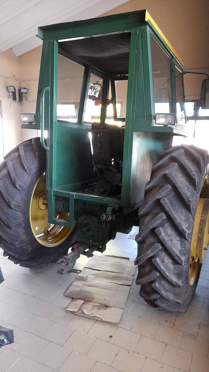 Tractor John Deere 2730 - Agroads