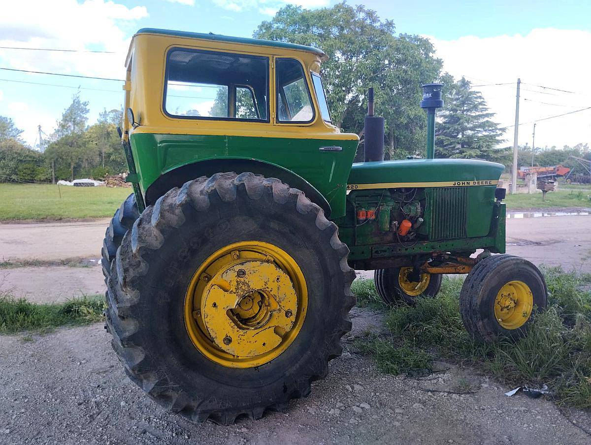 John Deere 4420 , Rodado 23.1x30 - Año: 1978 - Agroads