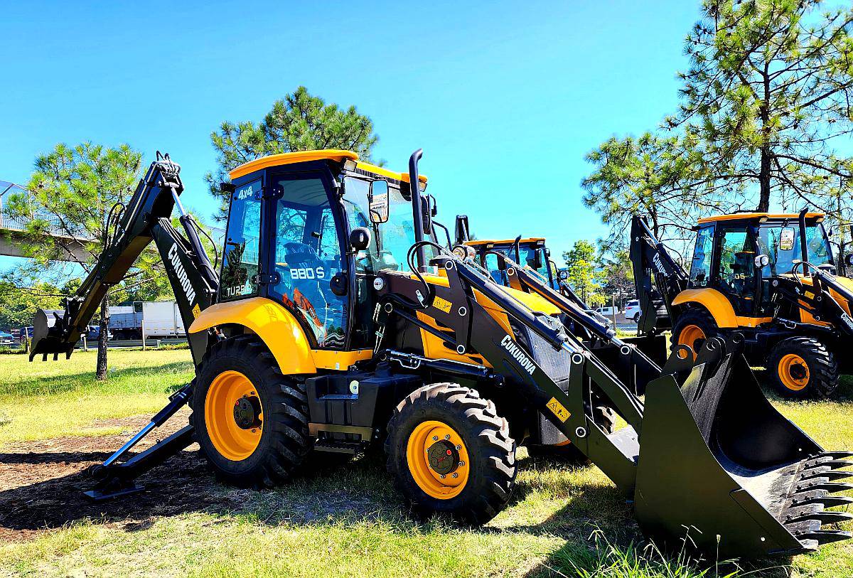 Pala y Retro Cukurova 880s 4X4 Perkins Inglés 100 HP Nueva - Agroads