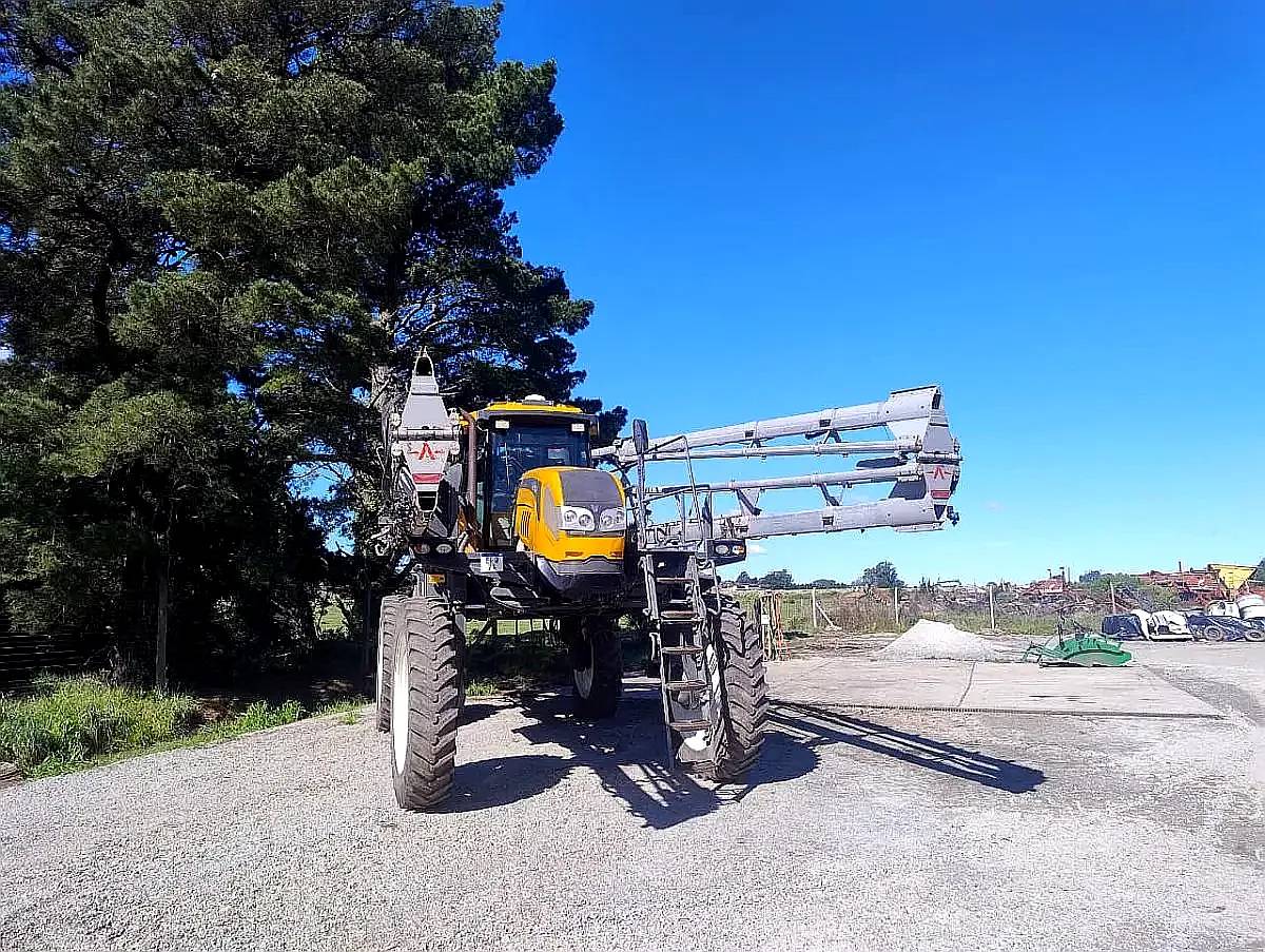 Pulverizadora Valtra BS 3335 40 Mts Botalum 4 X 4 - Agroads