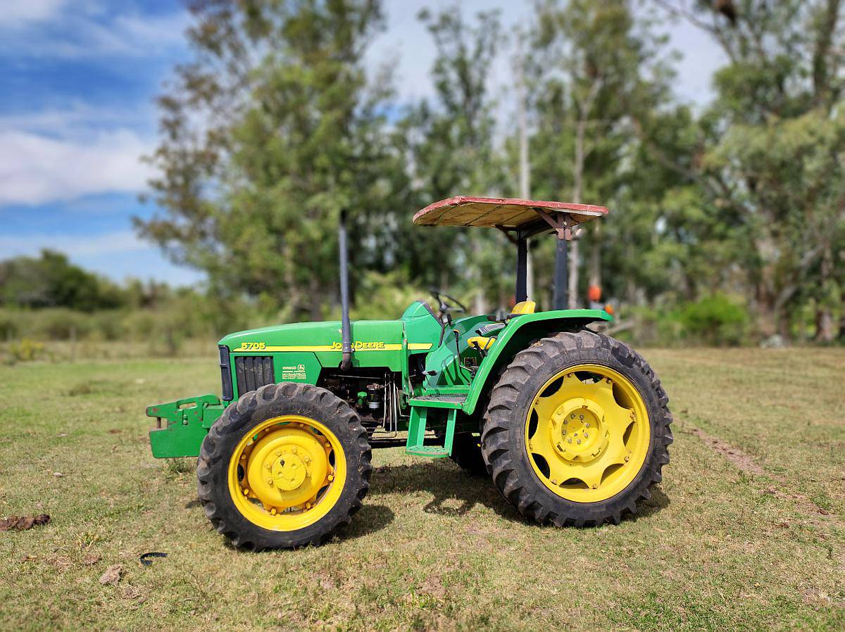 Tractor John Deere 5705 - Año: 2008 - u$s 40.000 - Agroads