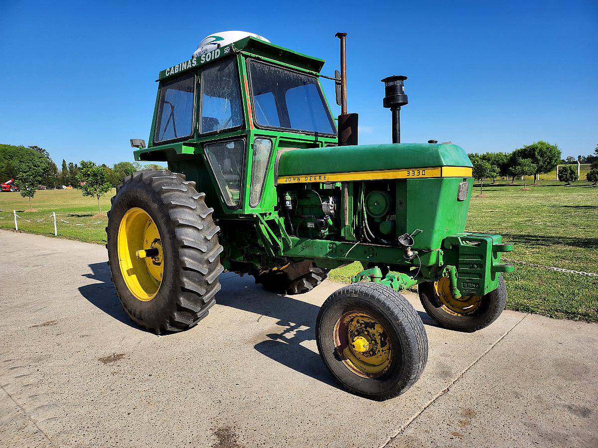 John Deere Modelo 3330 - Agroads