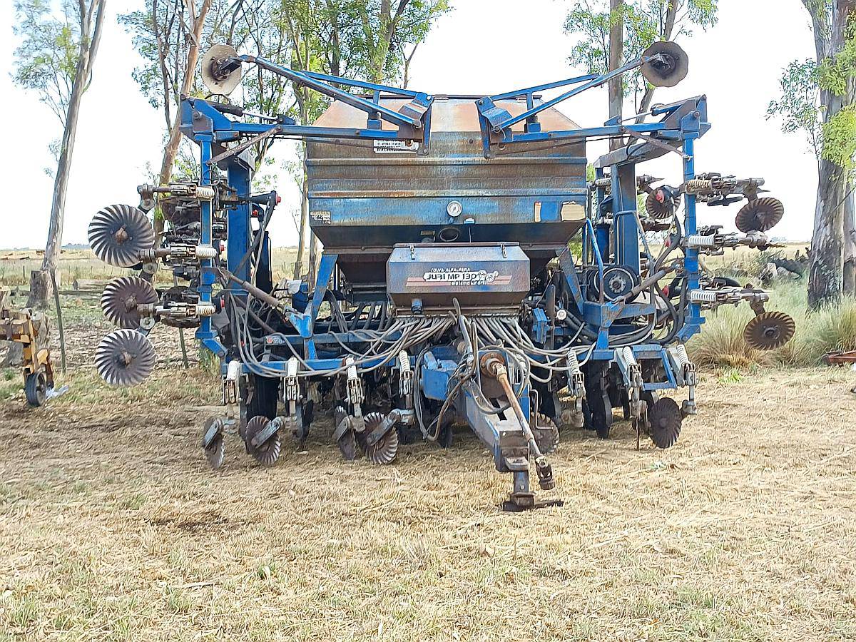 Sembradora Marca Juri 31 Lineas con Alfalfero - Año: 2009 - Agroads