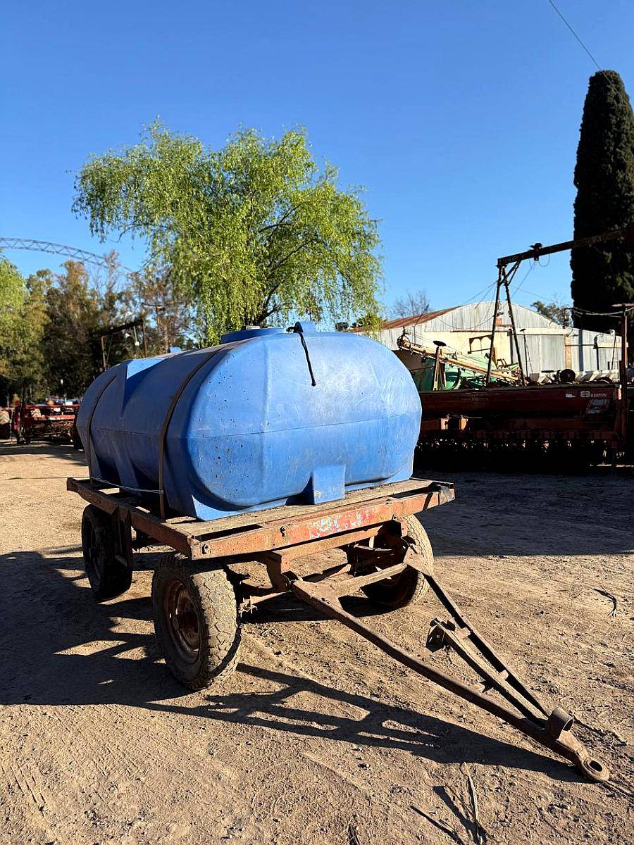 Acoplado Tanque de Apoyo de 3000 Litros con Rompeolas - Agroads