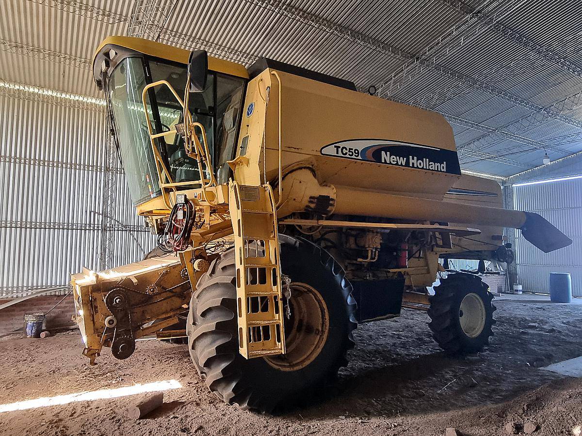 Cosechadora New Holland TC59 año 2007 con 23 Pies - Agroads