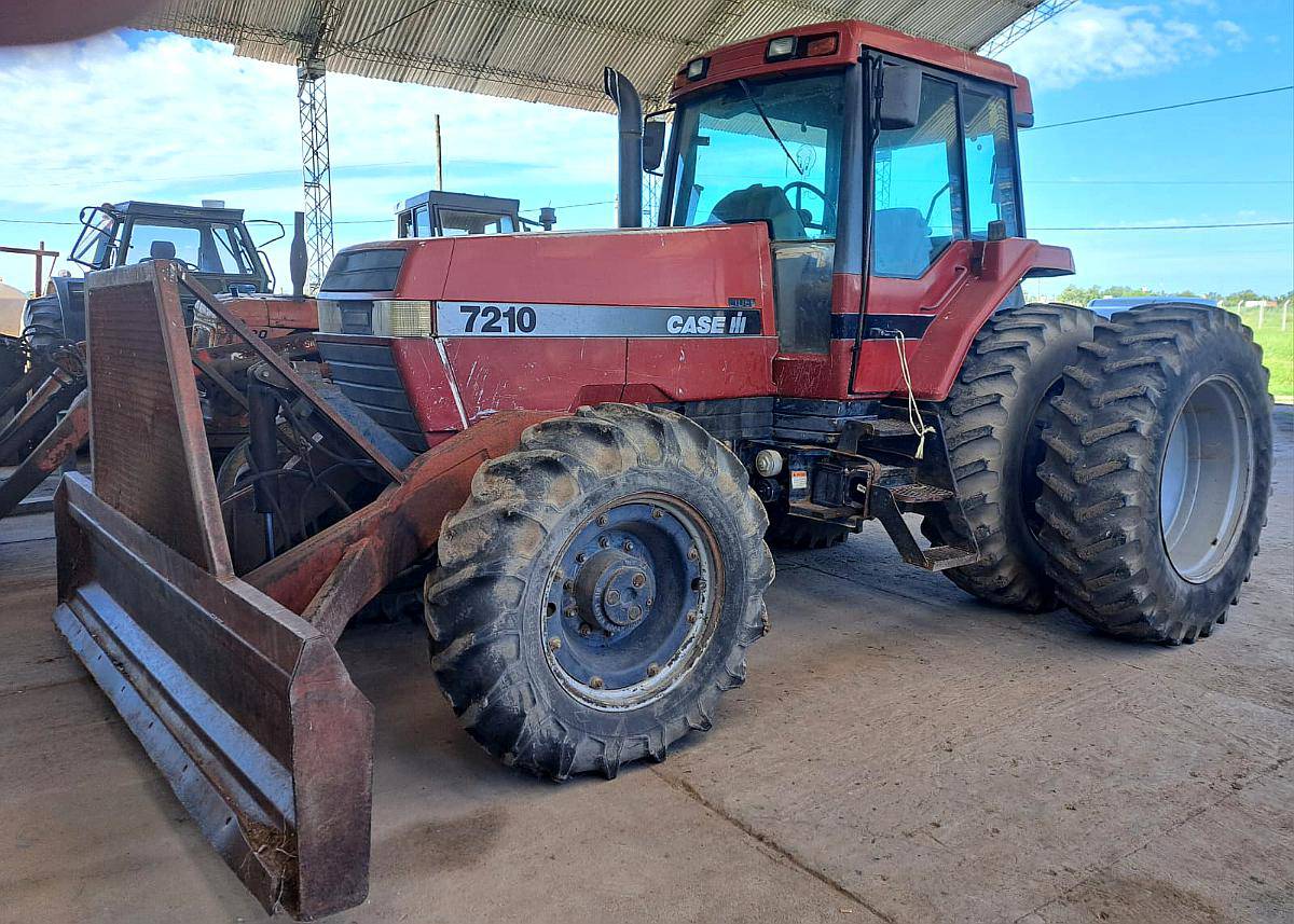 Tractor Case 7210 con Hoja Pechadora - Año: 1998 - Agroads