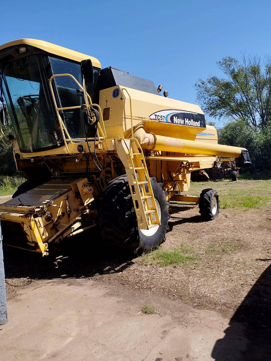 Cosechadora New Holland TC 57 23 Pies - 4.900 Hs de Fabrica - Agroads