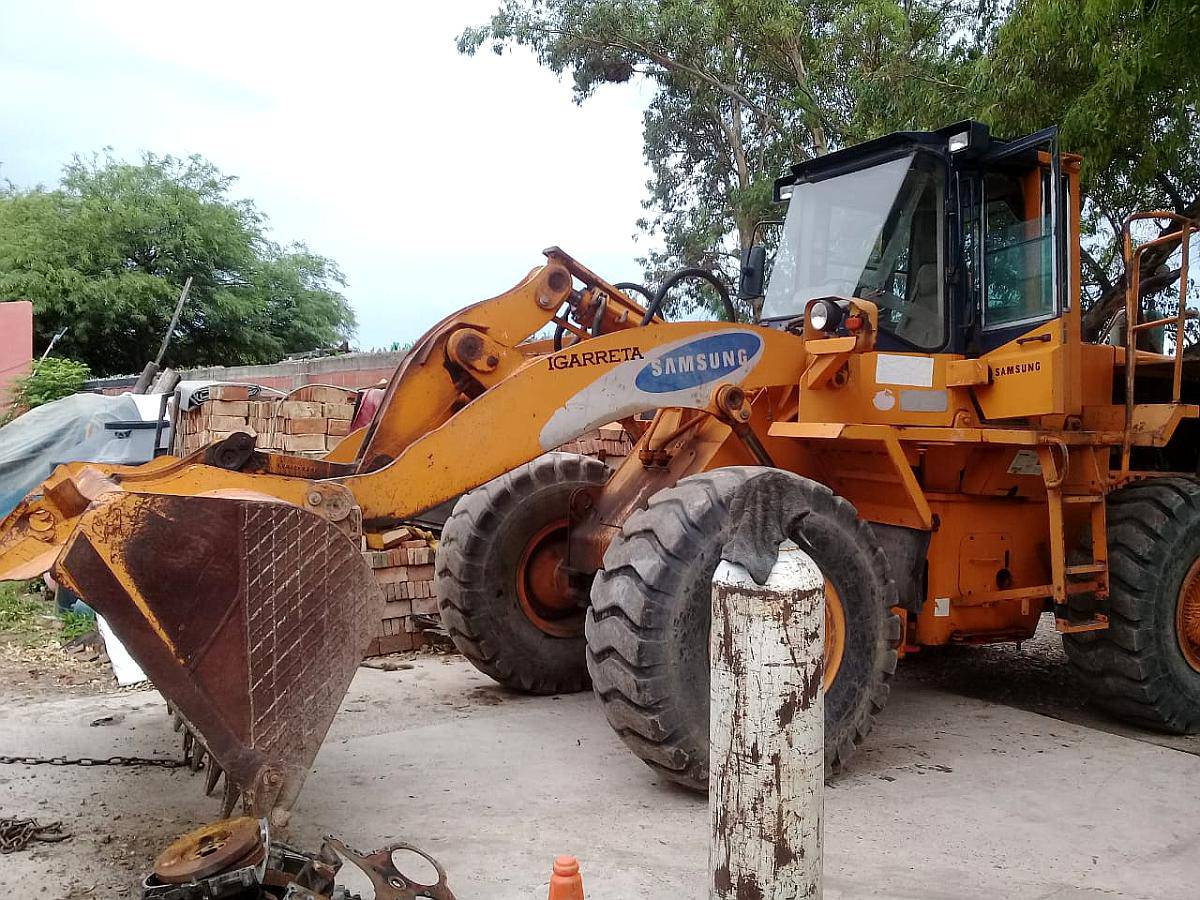 Cargadora Samsung - 150-2.- Balde 3 Mts. año 2002 - Agroads