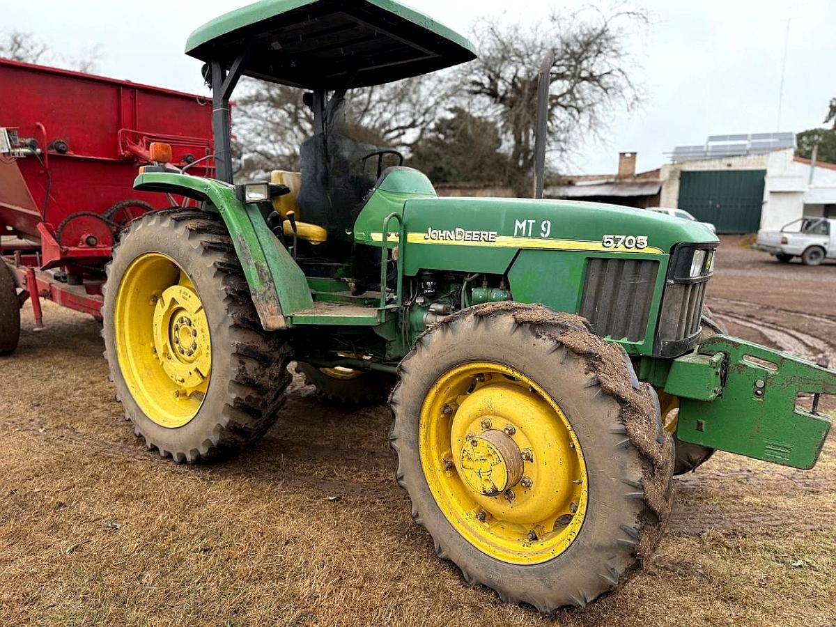 Tractor John Deere 5705, AÑO:2007 - Año: 2007 - u$s 28.000 - Agroads