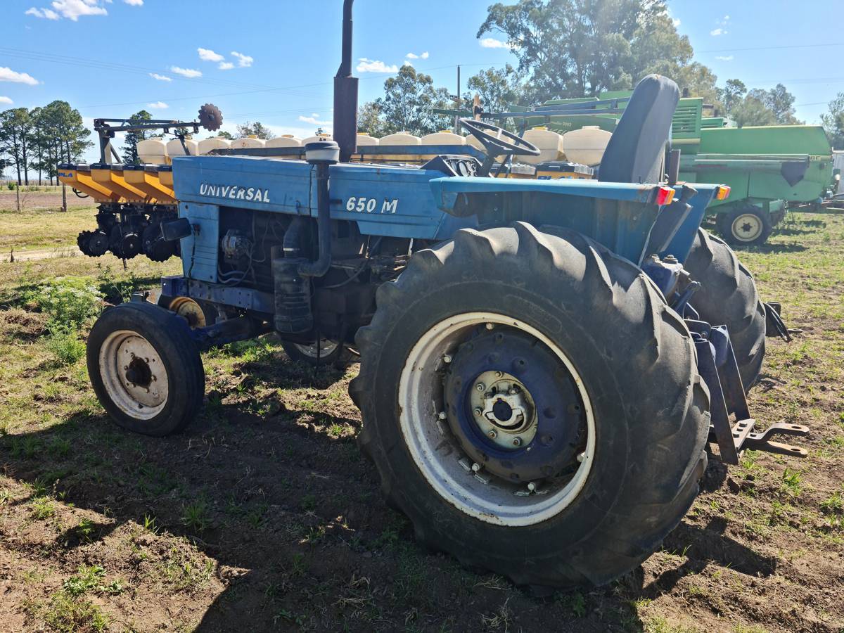 Tractor Universal 650 M - Agroads