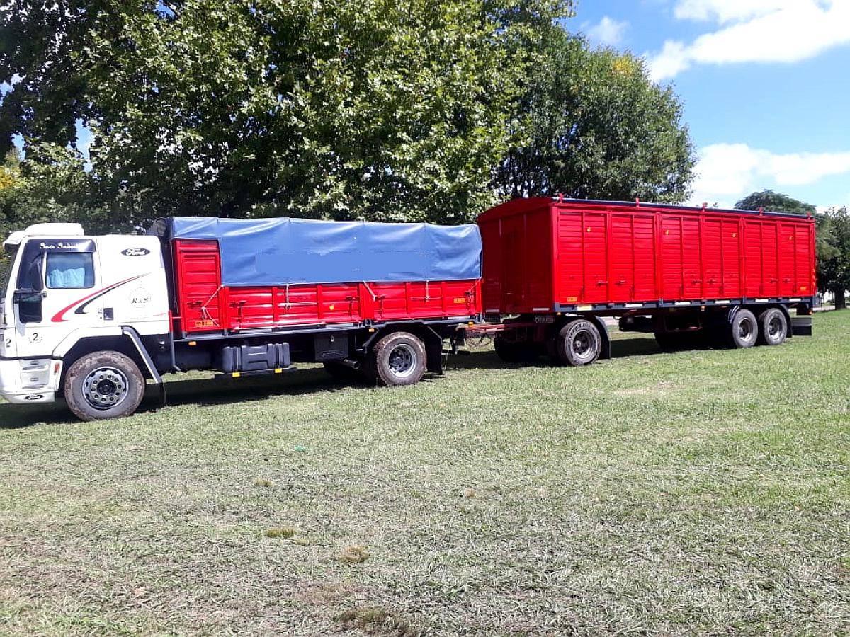 Ford Cargo 1730 año 2004 con Acoplado Herman - Año: 2004 - Agroads