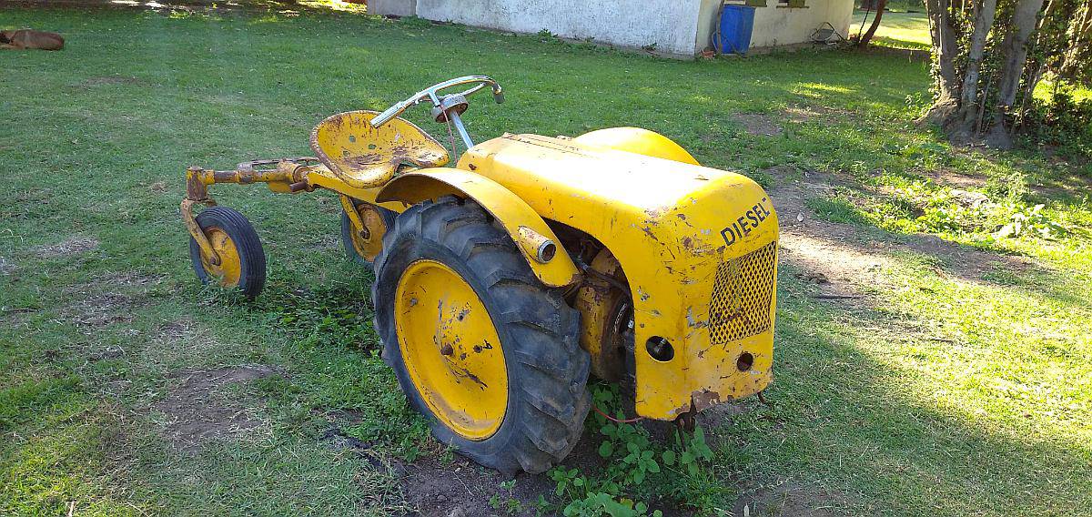 Tractor Diesel Arezzo Sacfem - Año: 1956 - u$s 2.000 - Agroads