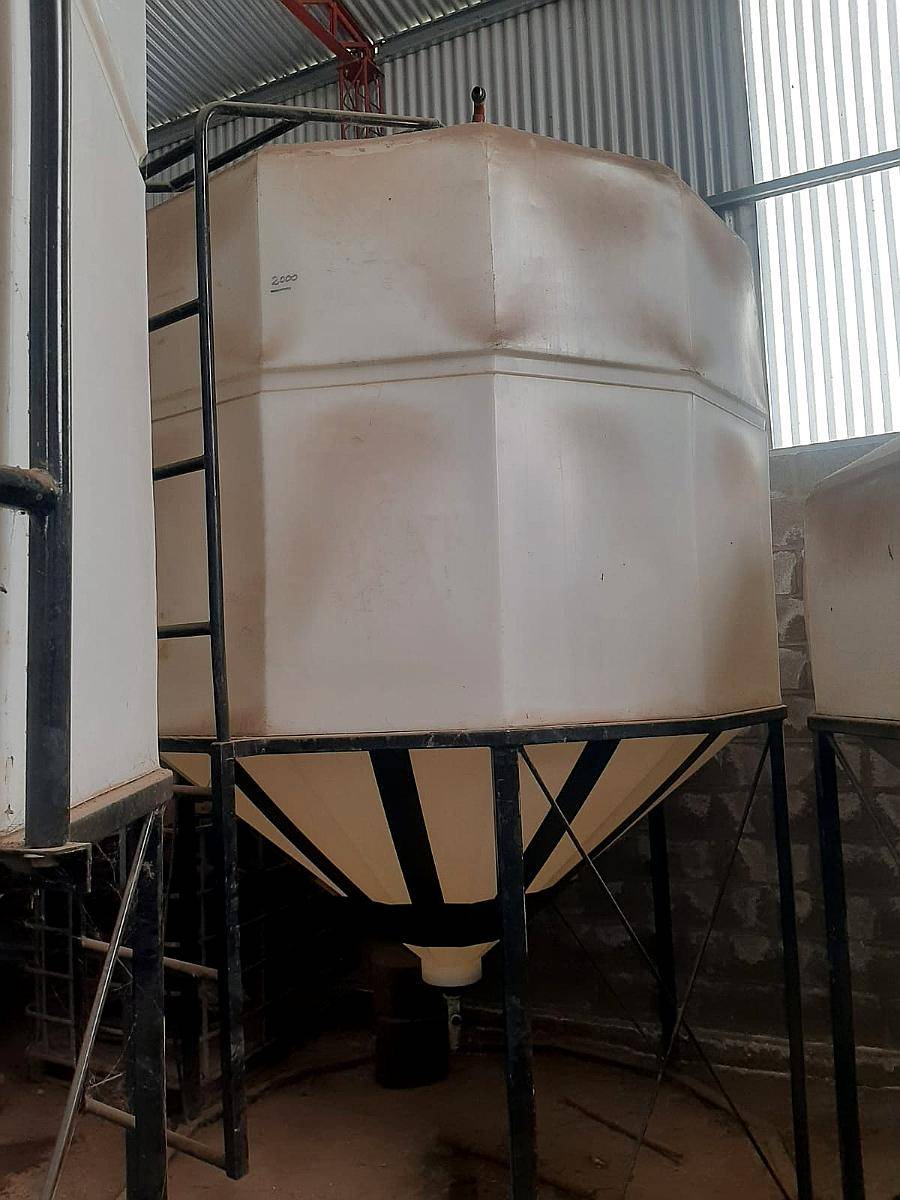 Silo Plástico con Base Metálica 7.800 Lts Poco USO - Agroads