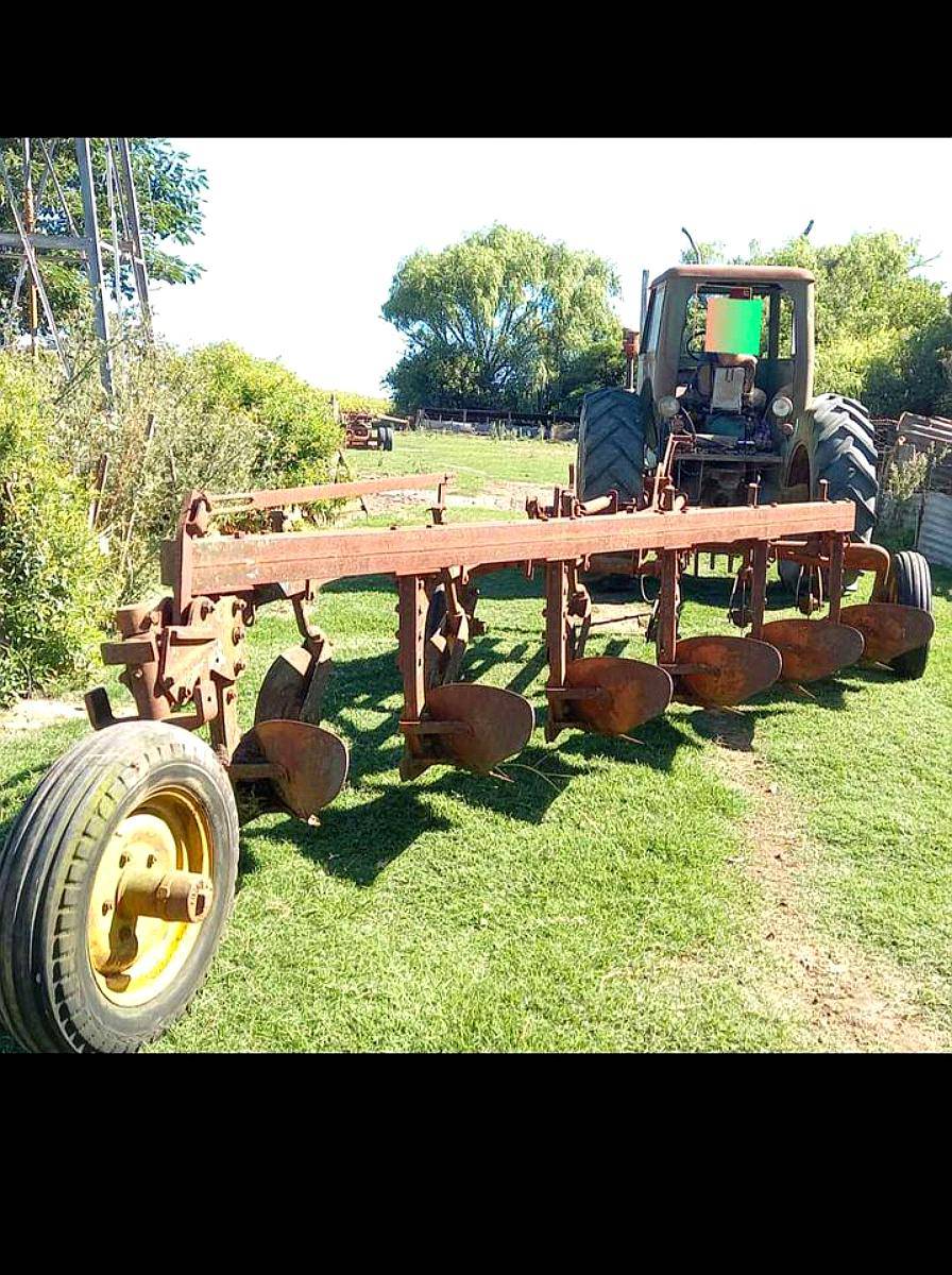 Arado Stima de 6 Rejas - Año: 2000 - $ 100.000 - Agroads