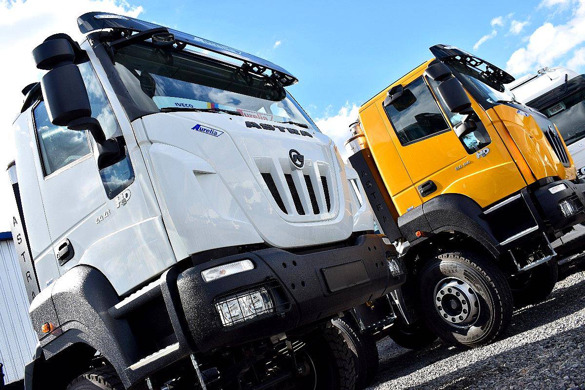 Iveco Astra HD9 4X4 6X4 y 8X4 Amarillo y Blanco - Agroads