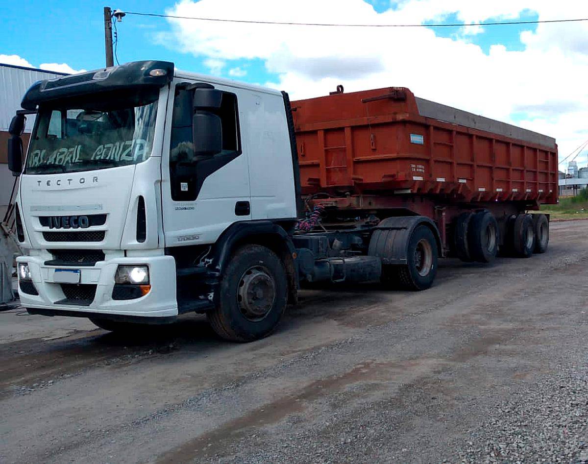 Camion Iveco Tector 2018 - 28 Mil km - Batea Ombu - Agroads