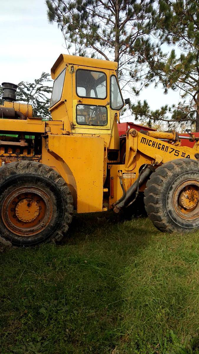 Michigan 75 III a Clark año 1982 - Año: 1982 - Agroads