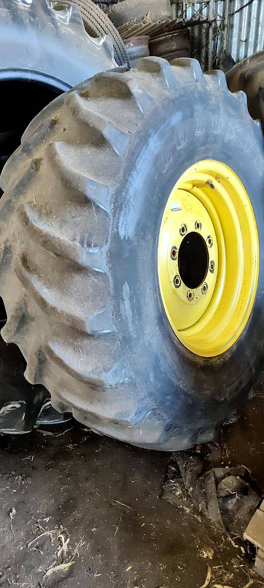 2 Cubiertas 18-4-26 muy Buenas con Llantas JD - Año: 2006 - Agroads