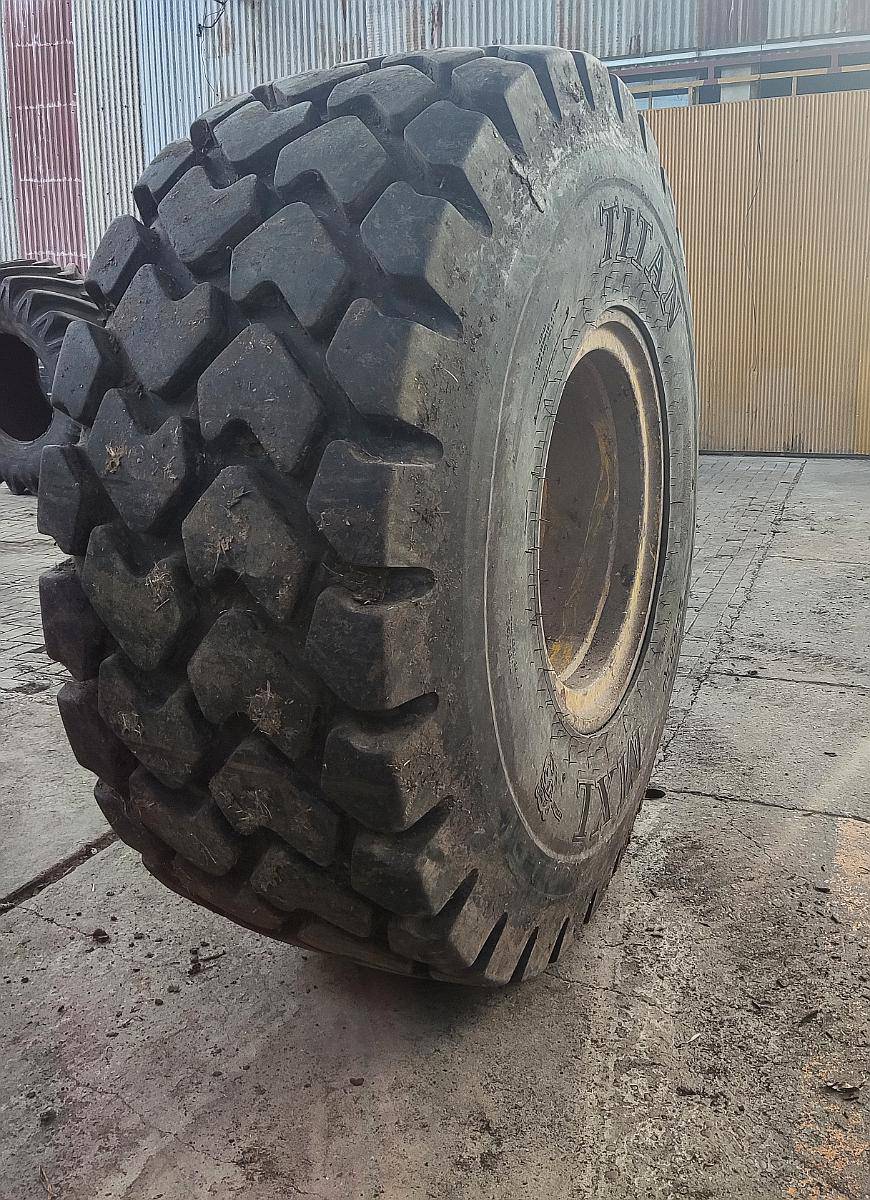 Cubiertas 23.5r25 Titan Seminuevas con Llanta, UN Par. - Agroads