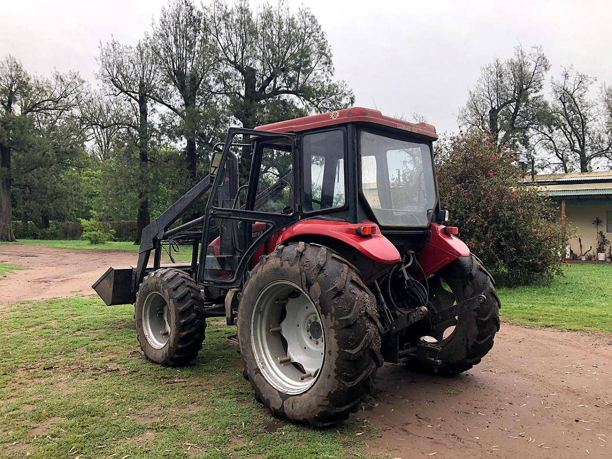 Tractor Case Farmall JX80 año 2011 con Pala - Año: 2011 - Agroads