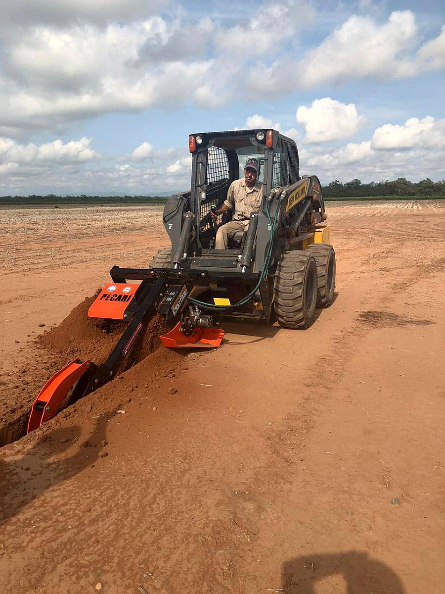 Zanjadora para Minicargadora Bobcat - Case - CAT - Agroads