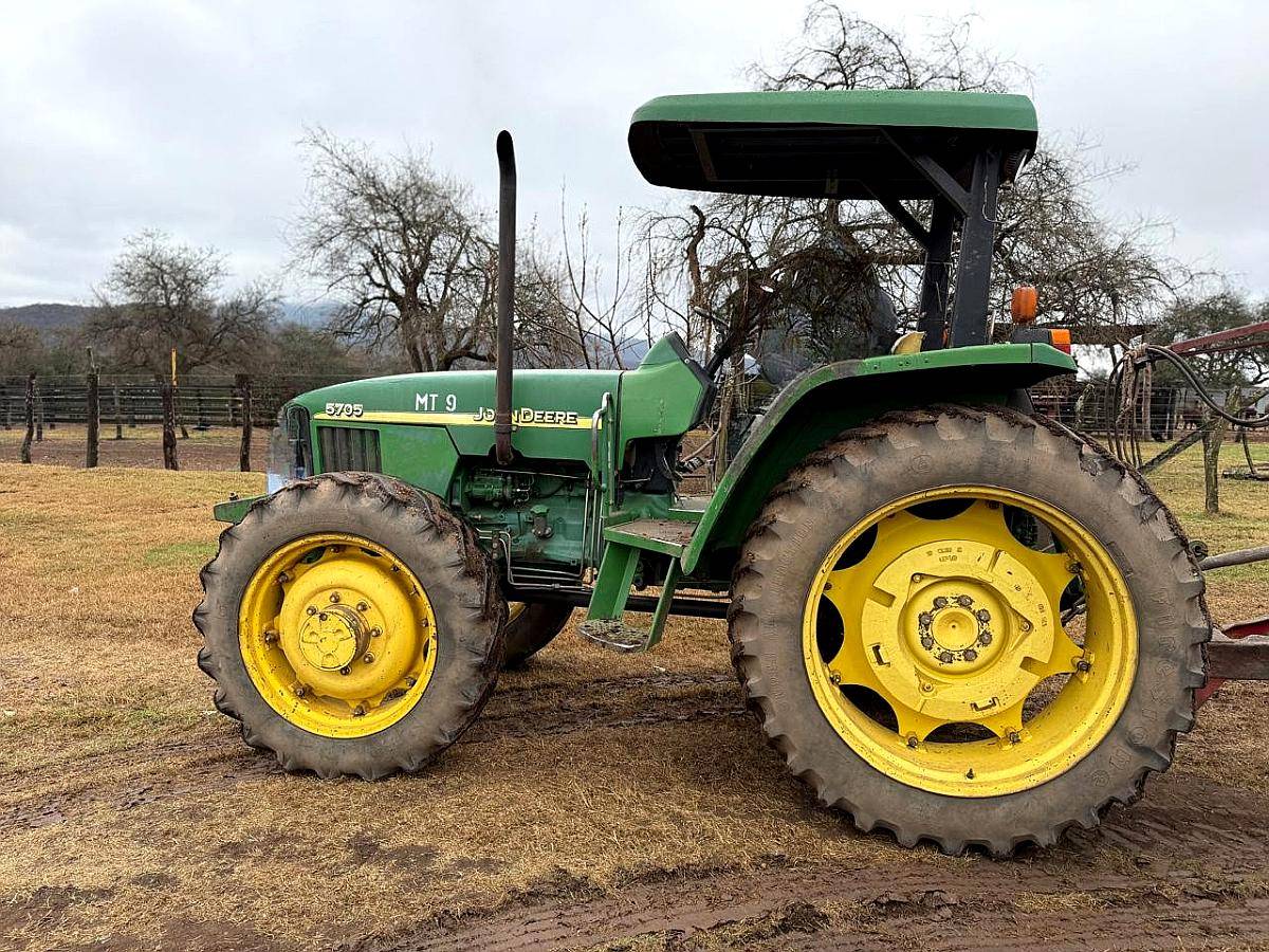 Tractor John Deere 5705, AÑO:2007 - Año: 2007 - u$s 28.000 - Agroads
