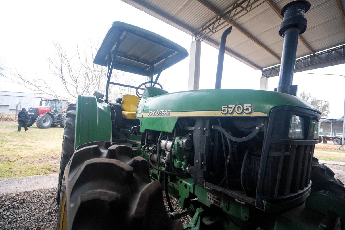 Tractor John Deere 5705 - Agroads