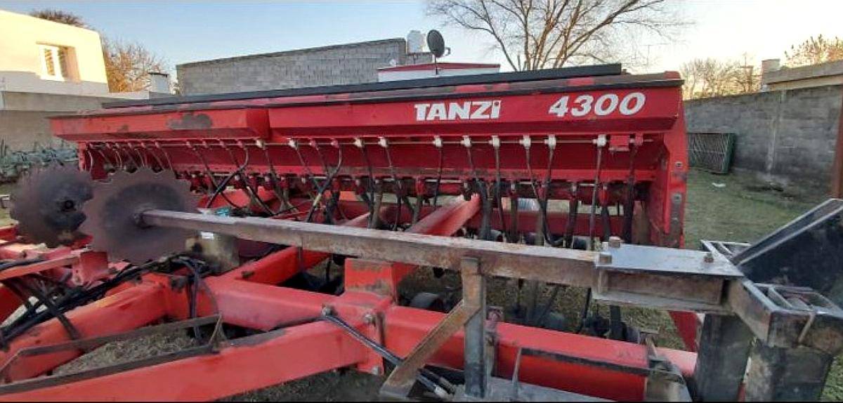 Sembradora Tanzi 4300 de 24 a 19 con Alfalfero - u$s 7.500 - Agroads