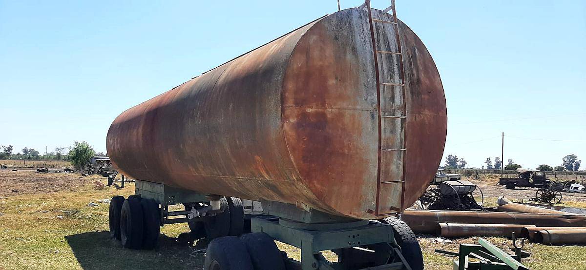 Acoplando 30mil Lts Sisterna o Regador. - Año: 1999 - Agroads