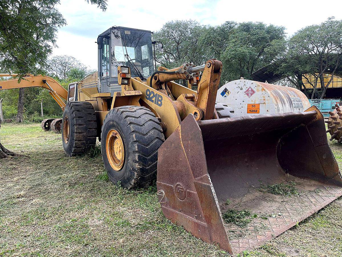 Cargadora Case - 921b año 2000.- 7000 Hs.- Balde 4 Mts - Agroads