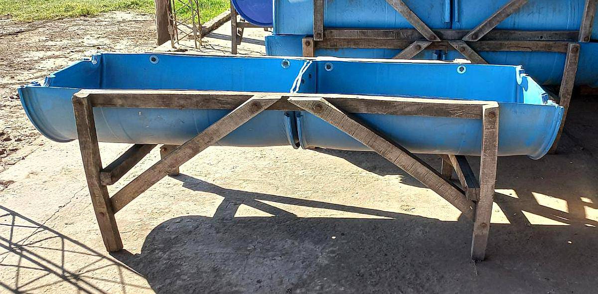 Comederos Bebederos Ganaderos de PVC con Soporte de Madera - Agroads
