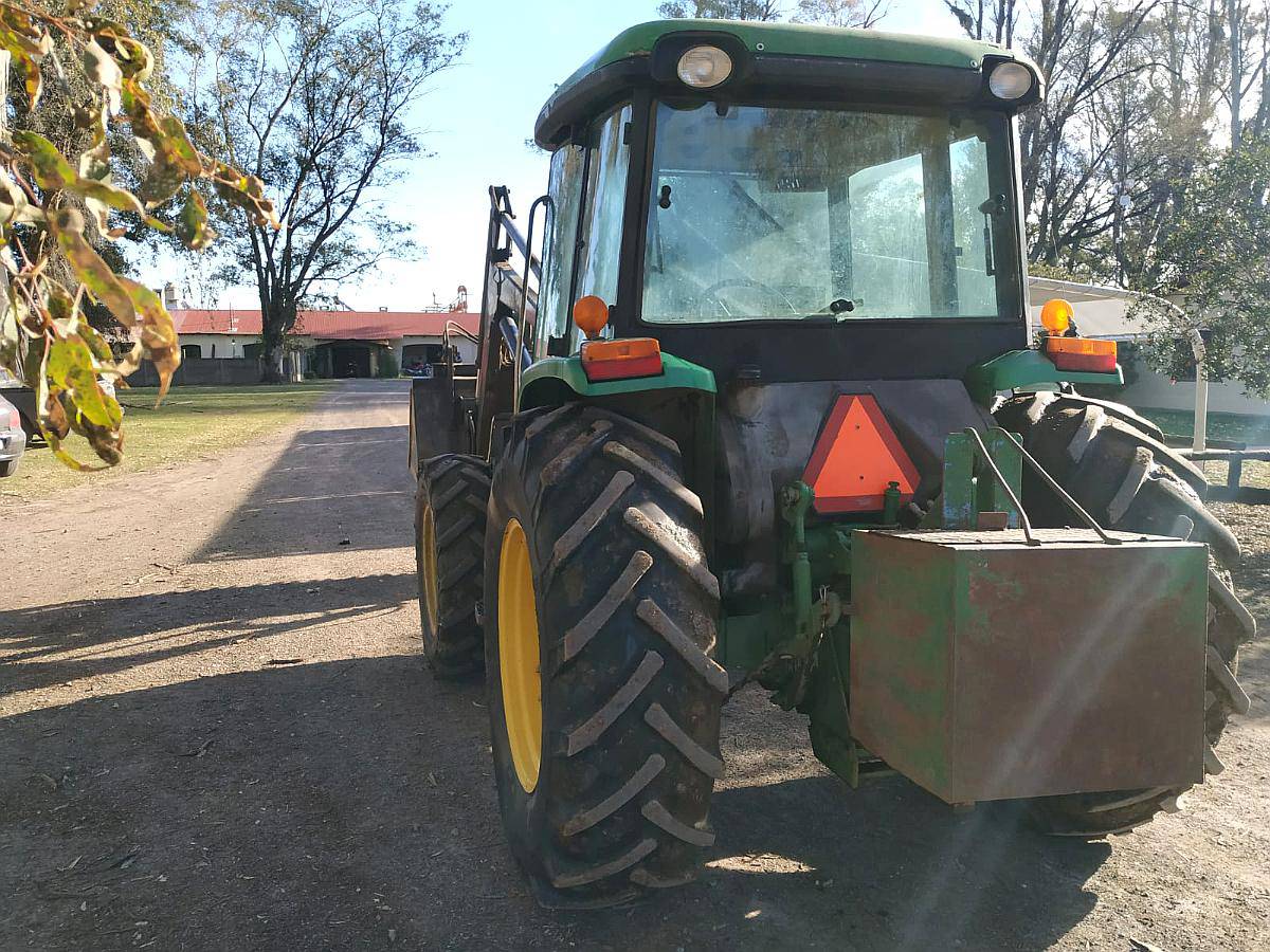 Tractor JD 5725. Modelo 2013. 9000 Hs - Año: 2013 - Agroads
