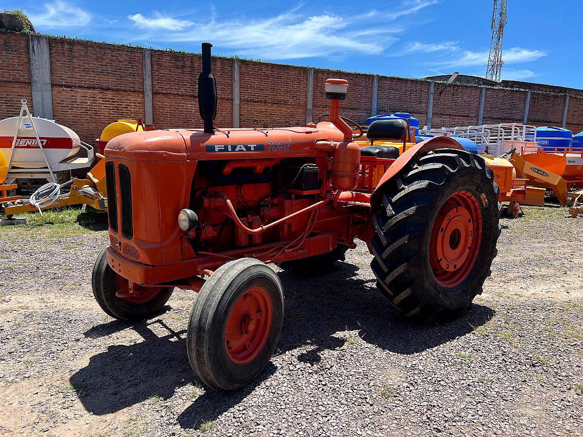 Tractor Fiat 780 Serie 2 con D/H - Año: 1980 - u$s 20.000 - Agroads