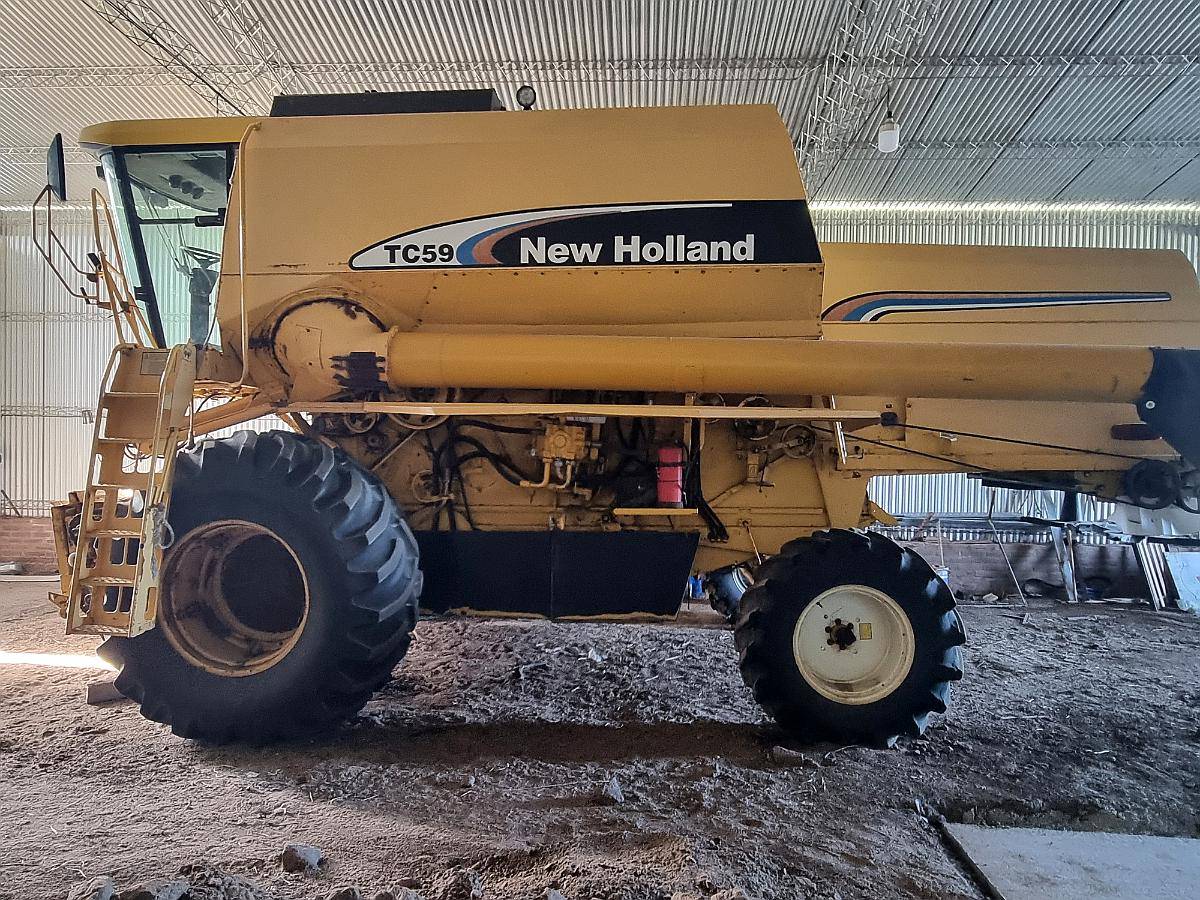 Cosechadora New Holland TC59 año 2007 con 23 Pies - Agroads