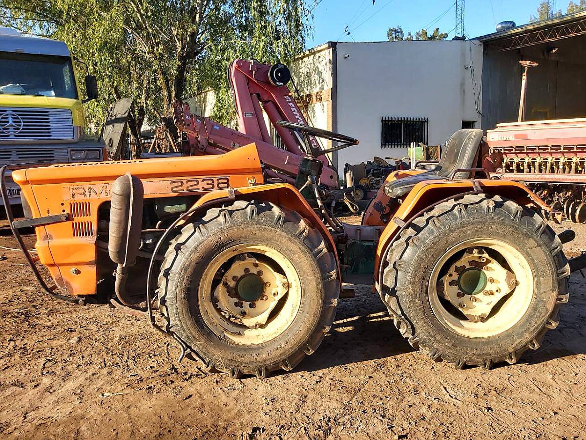 Tractor Goldoni 38 HP Articulado con Tres Puntos - Agroads