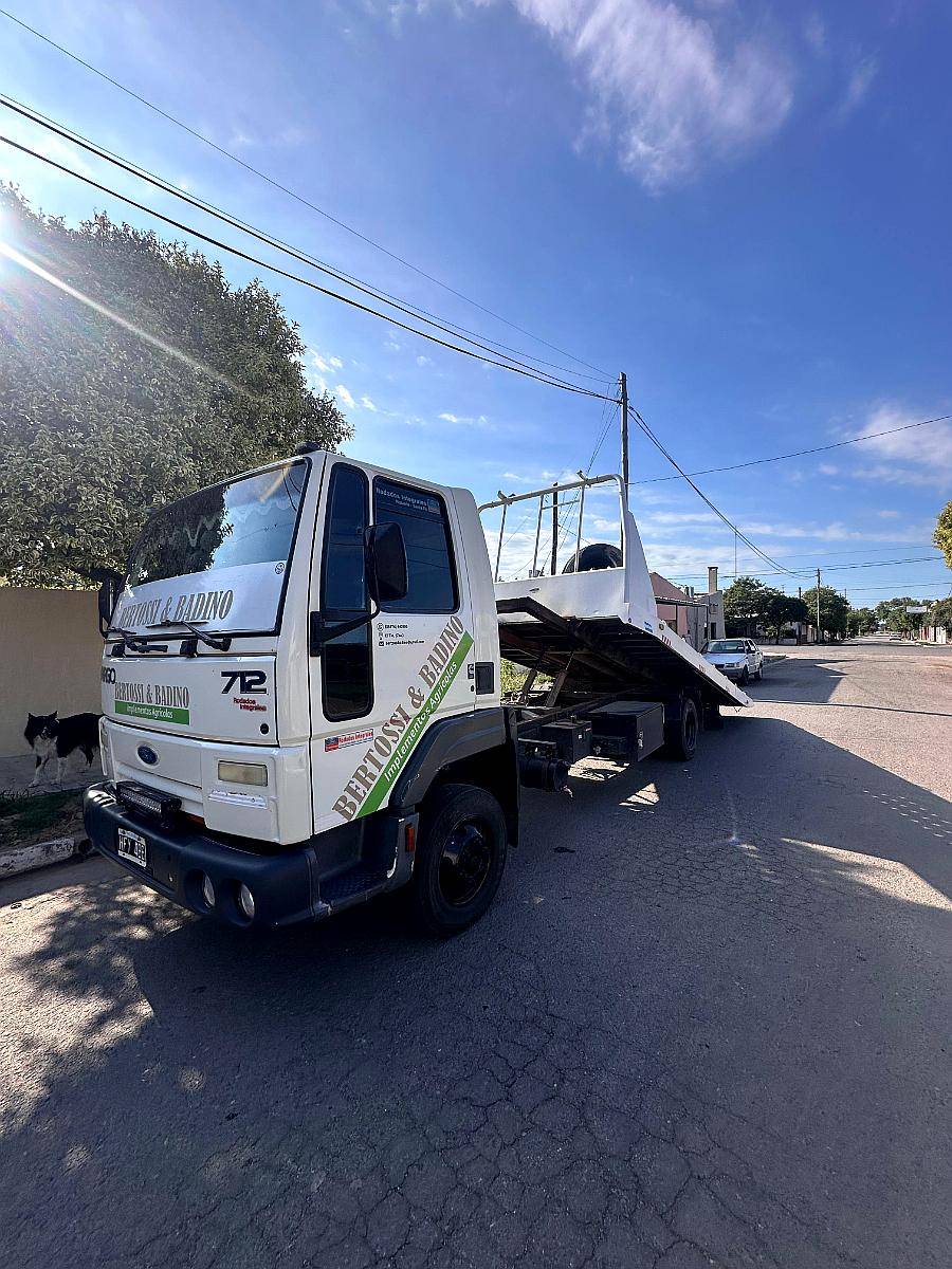 Ford Cargo 712 con Camilla - Año: 2008 - u$s 40.000 - Agroads