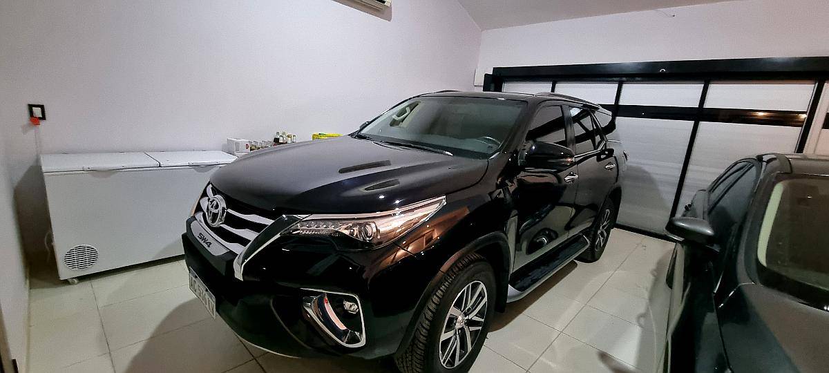 Toyota SW4 Negra Impecable - Año: 2018 - u$s 47.500 - Agroads